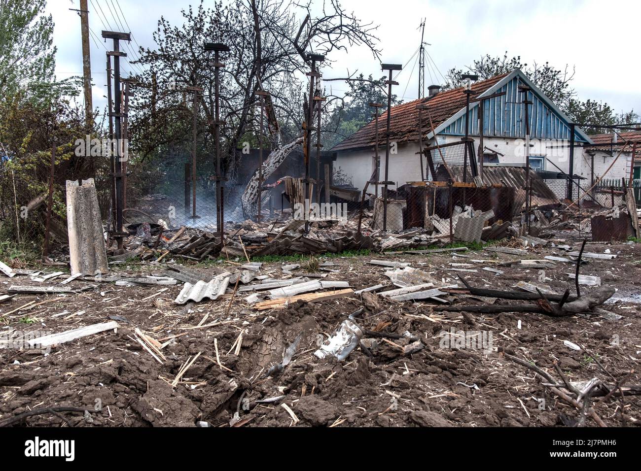 Ein Haus, das durch die BM-21 GRAD Rakete im Dorf Poltawka zerstört ...