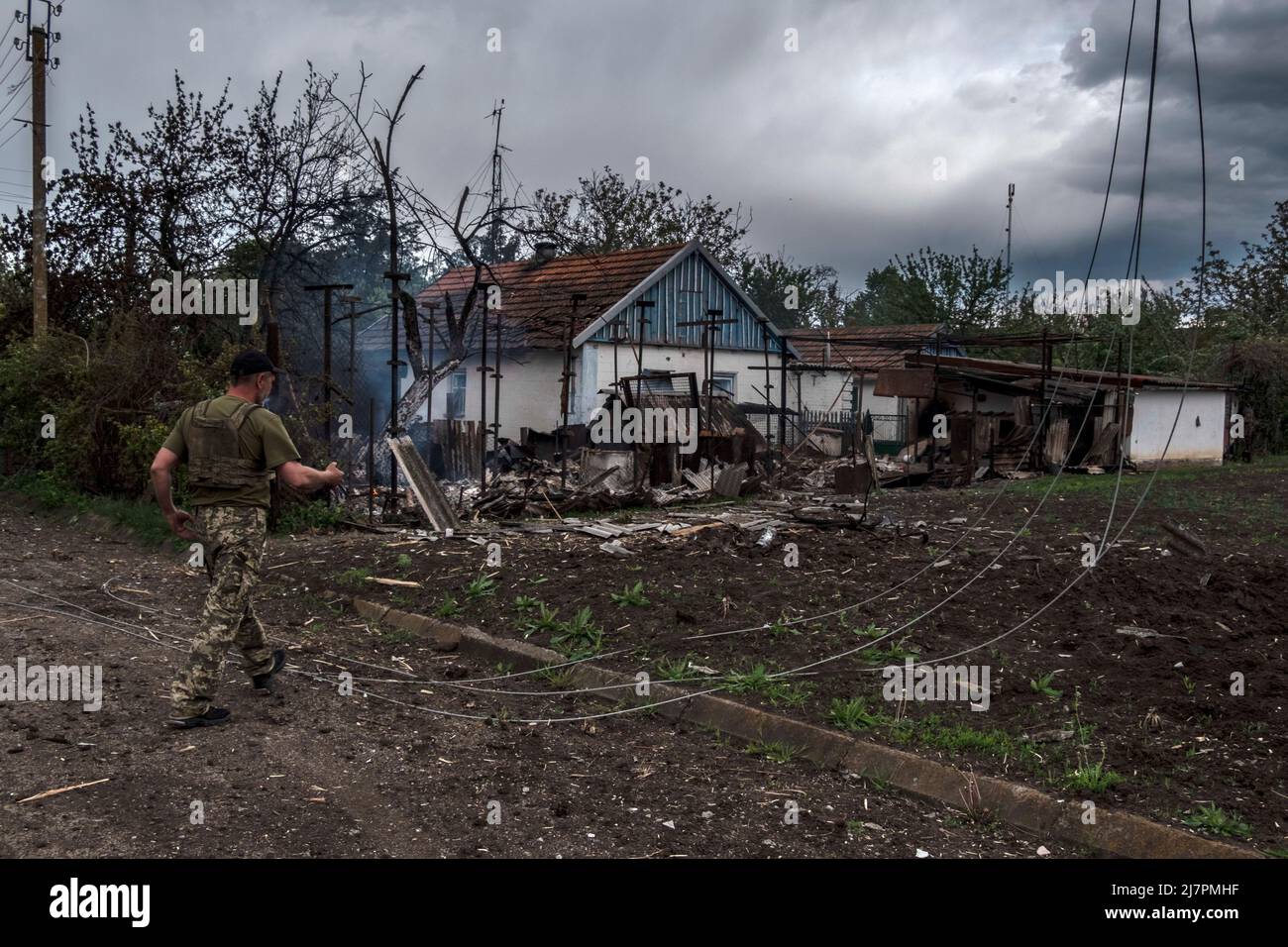 Ein territorialer Verteidigungsoffizier, der auf ein Haus zugeht, das ...