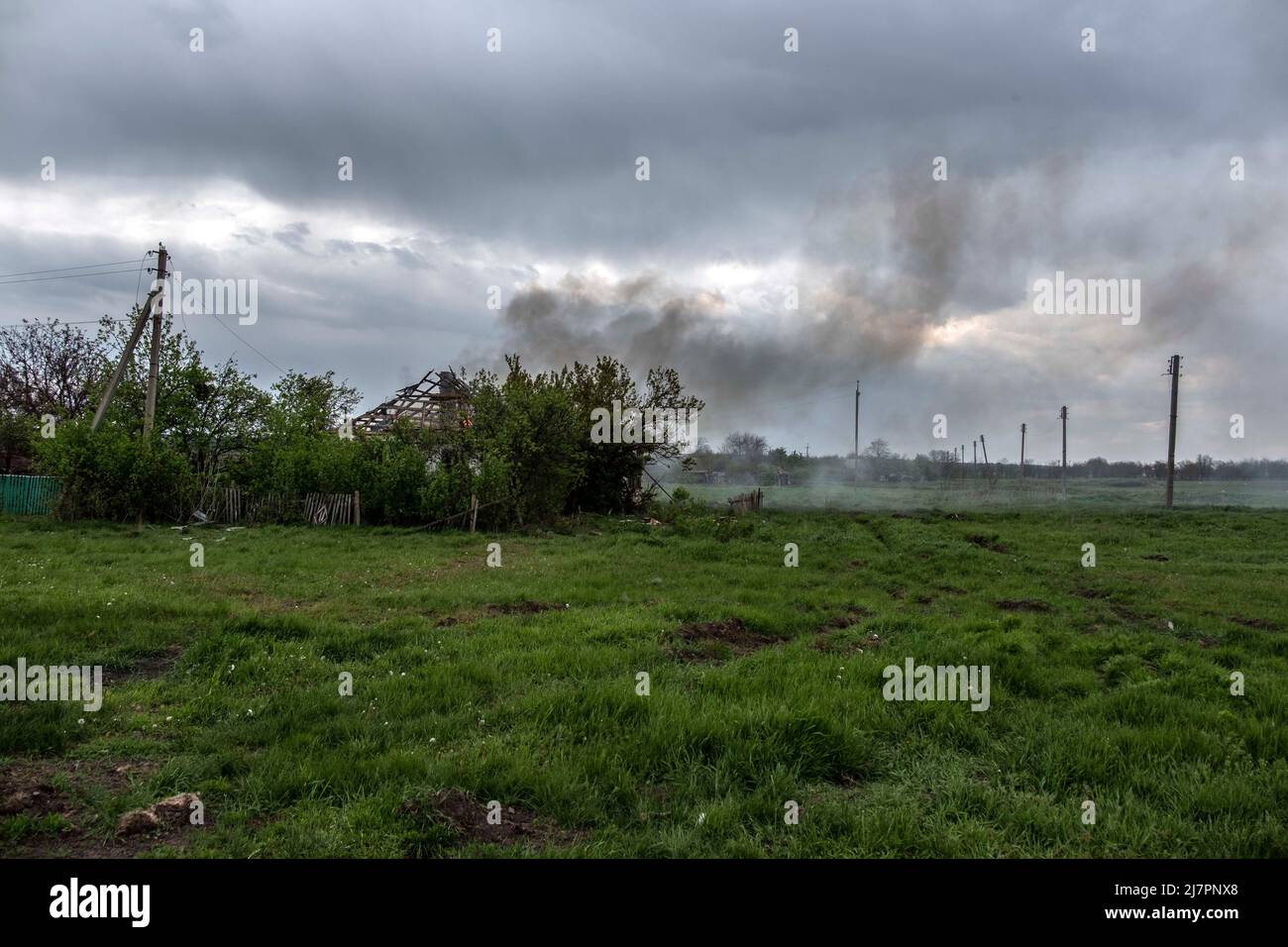 9. Mai 2022, Poltawka, Ukraine: Ein Haus, das durch die BM-21 GRAD ...