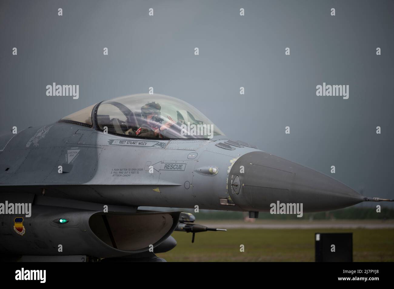 Ein Pilot der US-Luftwaffe F-16C Fighting Falcon, der dem 77. Fighter ...