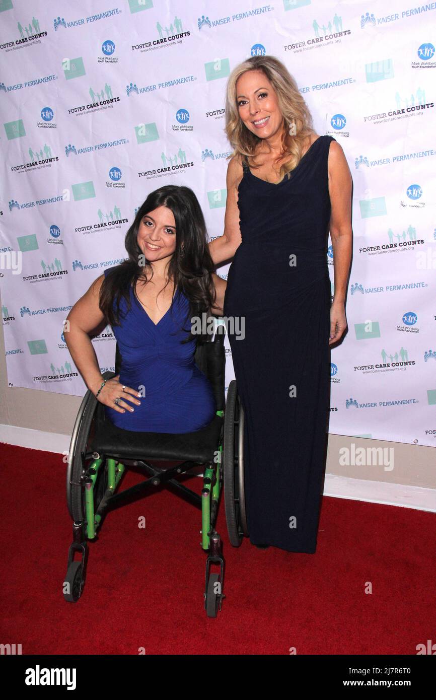 LOS ANGELES - NOV 15: Jennifer Bricker, Lauri Burns bei der 'Foster the ...