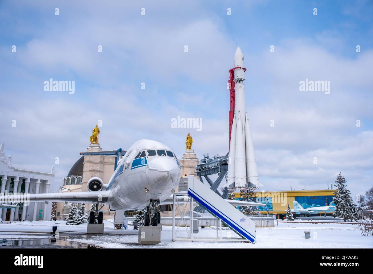 Moskau, Russland - 4. April 2022: Blick auf die Wostok-Weltraumrakete ... Moskau, Russland - 4. April 2022: Blick auf die Wostok-Weltraumrakete ...