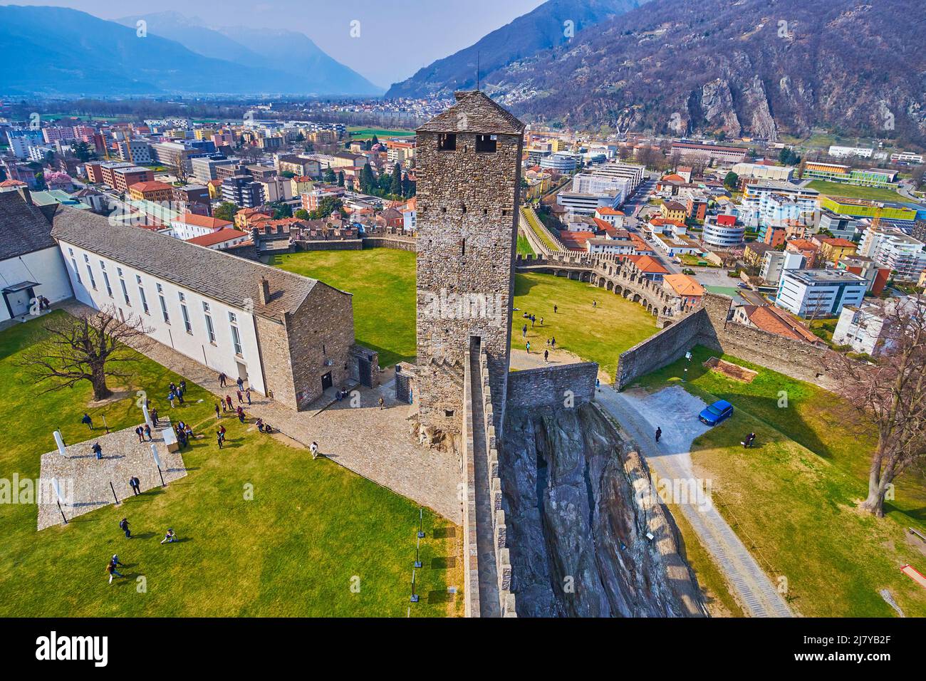 Der Blick von der Spitze des Turms auf den Innenhof des Schlosses ...