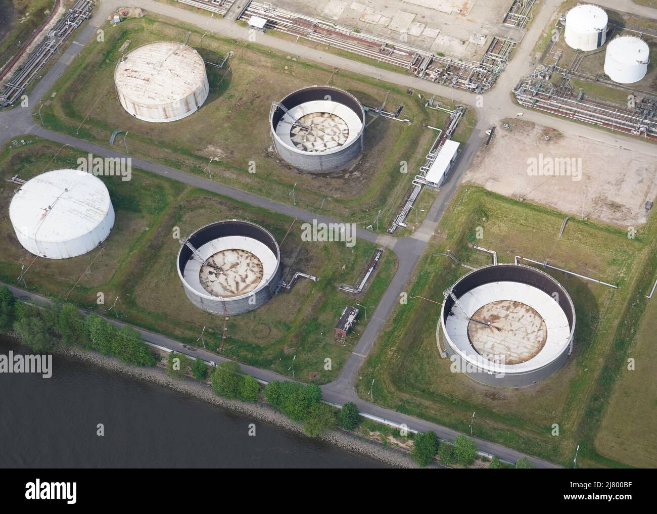 Shell oil refinery hamburg -Fotos und -Bildmaterial in hoher Auflösung ...