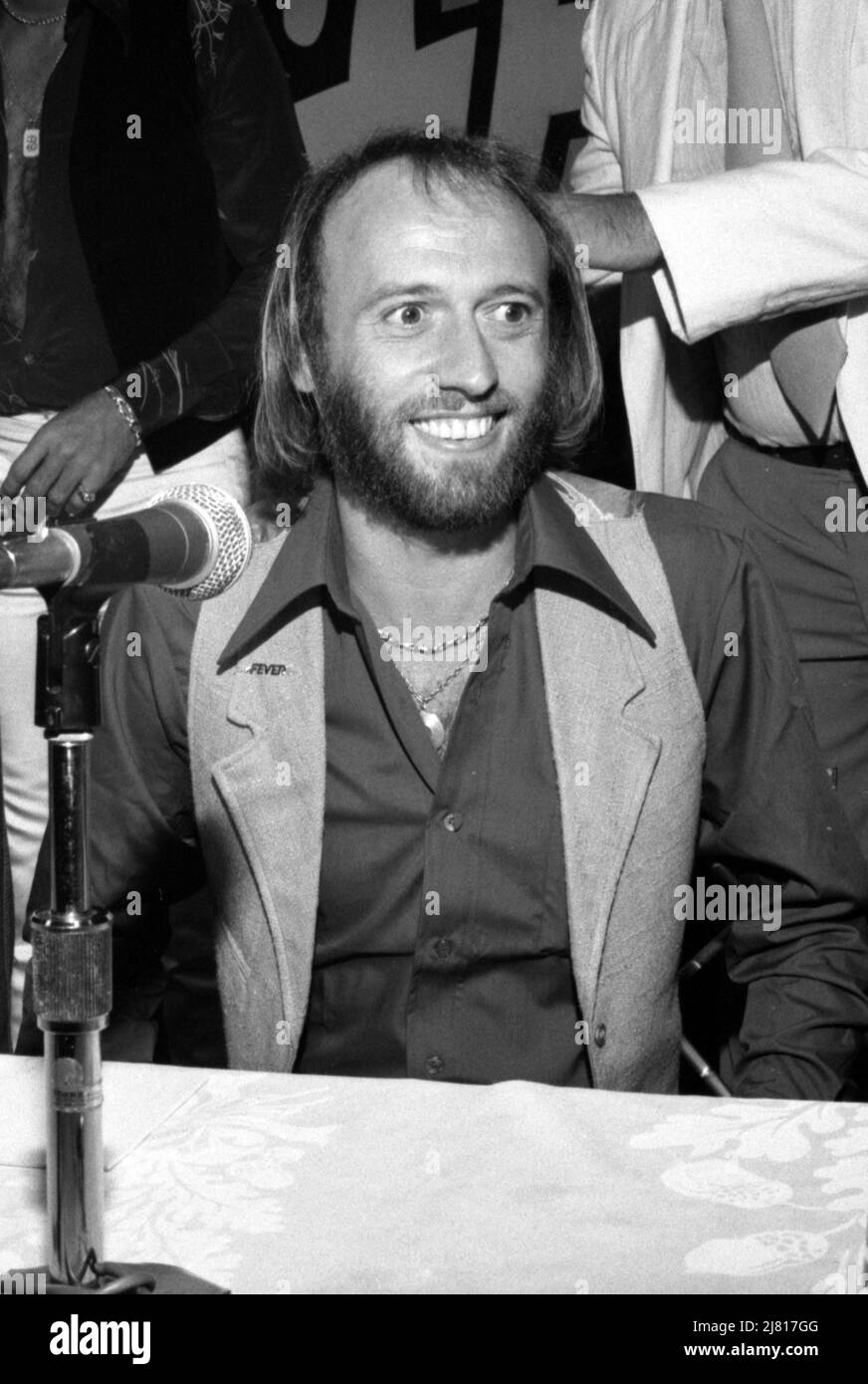 Maurice Gibb von den Bee Gees auf einer Pressekonferenz, die den Film ...