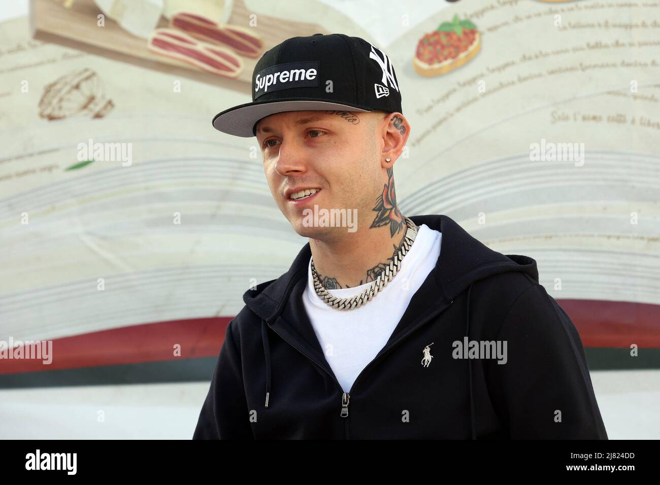 Lazza rapper -Fotos und -Bildmaterial in hoher Auflösung – Alamy