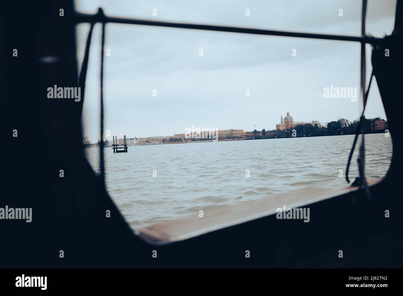 Blick von einem bootsfenster auf den kanal -Fotos und -Bildmaterial in ...