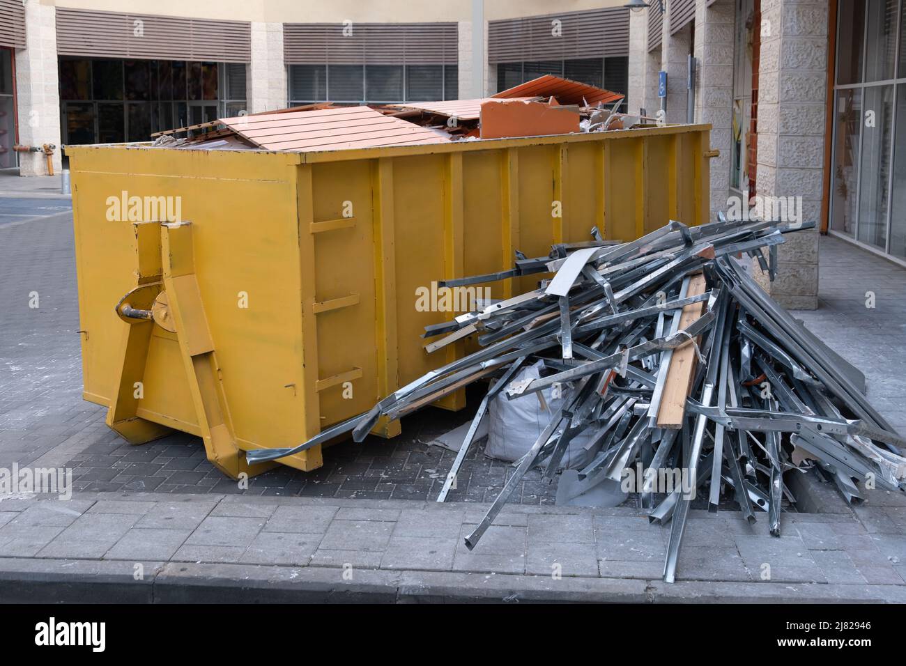 Gelbe schuttrutsche Stockfotos und -bilder Kaufen - Alamy