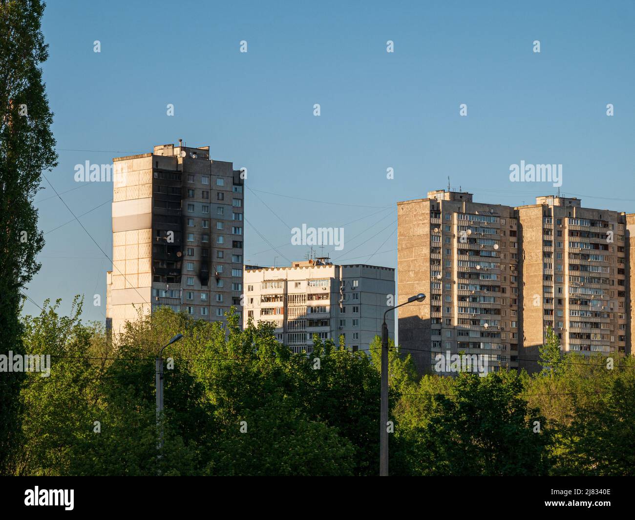 Charkiw, Charkow, Ukraine - 05.07.2022: Zerstörte Zivilhäuser Krieg in ...