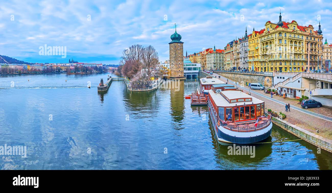 Panorama der Moldau mit Jugendstil- und Barockbauten am Masaryk-Ufer ...