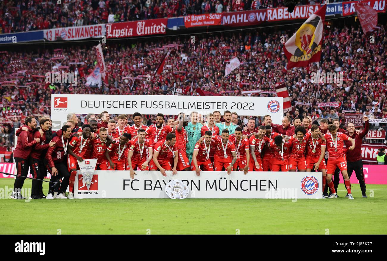 Mannschaft mit Meisterschale Deutscher Fußball Meister 2022 FC Bayern MŸnchen München München ...