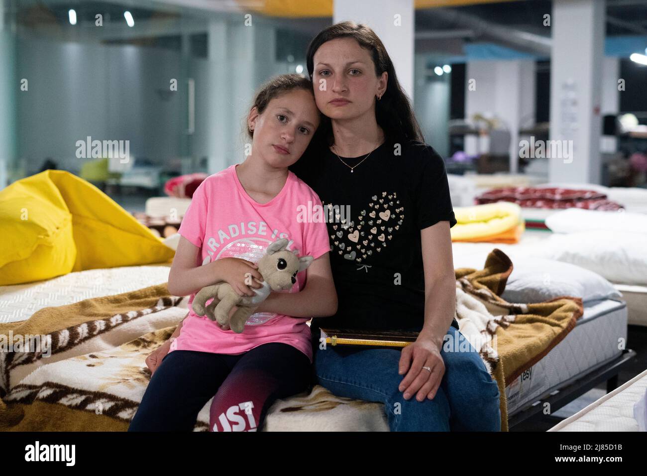 Die ukrainische Flüchtling Elena Boyko, 30, und ihre Tochter Viktoria ...