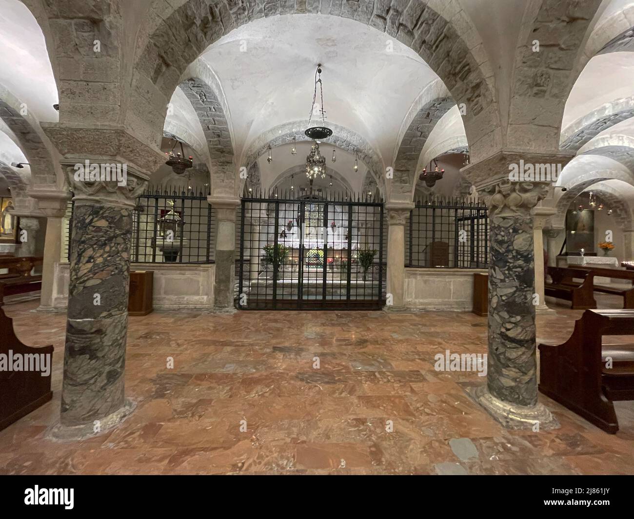 Bari, Italien. Die Krypta der Päpstlichen Basilika St. Nikolaus ...