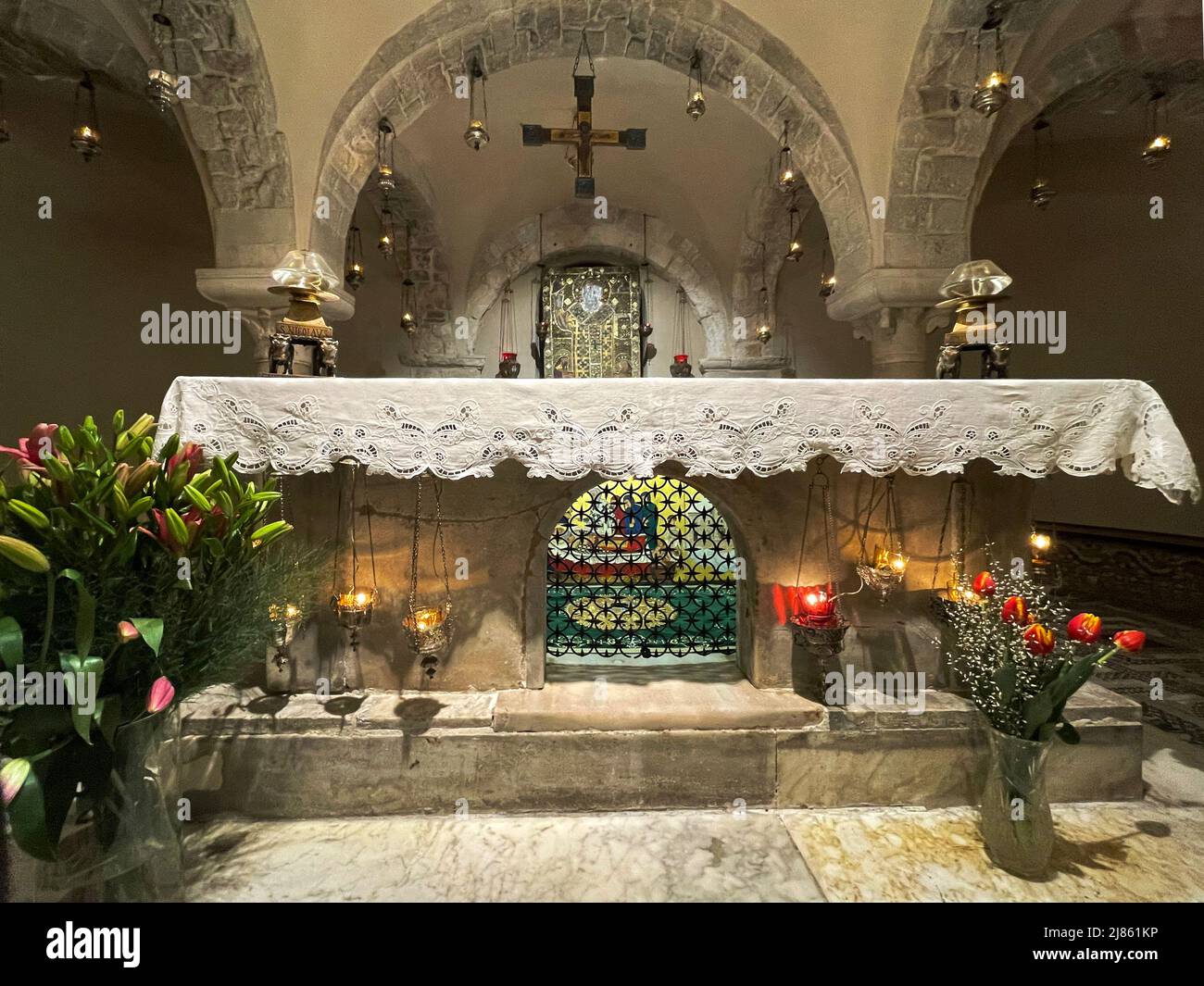 Bari, Italien. Die Krypta der Päpstlichen Basilika St. Nikolaus ...