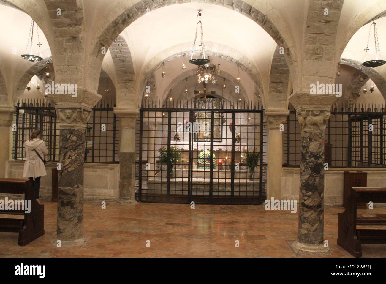 Bari, Italien. Die Krypta der Basilika San Nicola (Basilica San Nicola ...