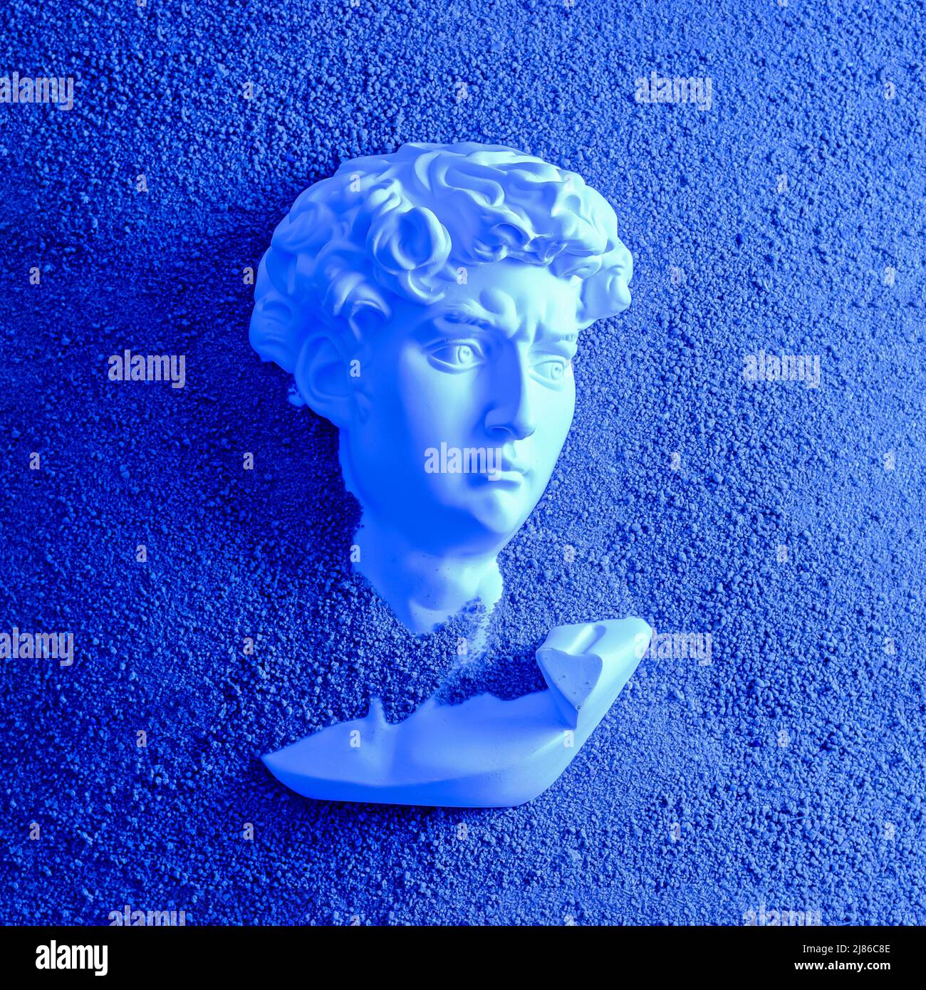 Büste Kopf von David Gips antik im Sand am Strand. Minimales Konzept ...