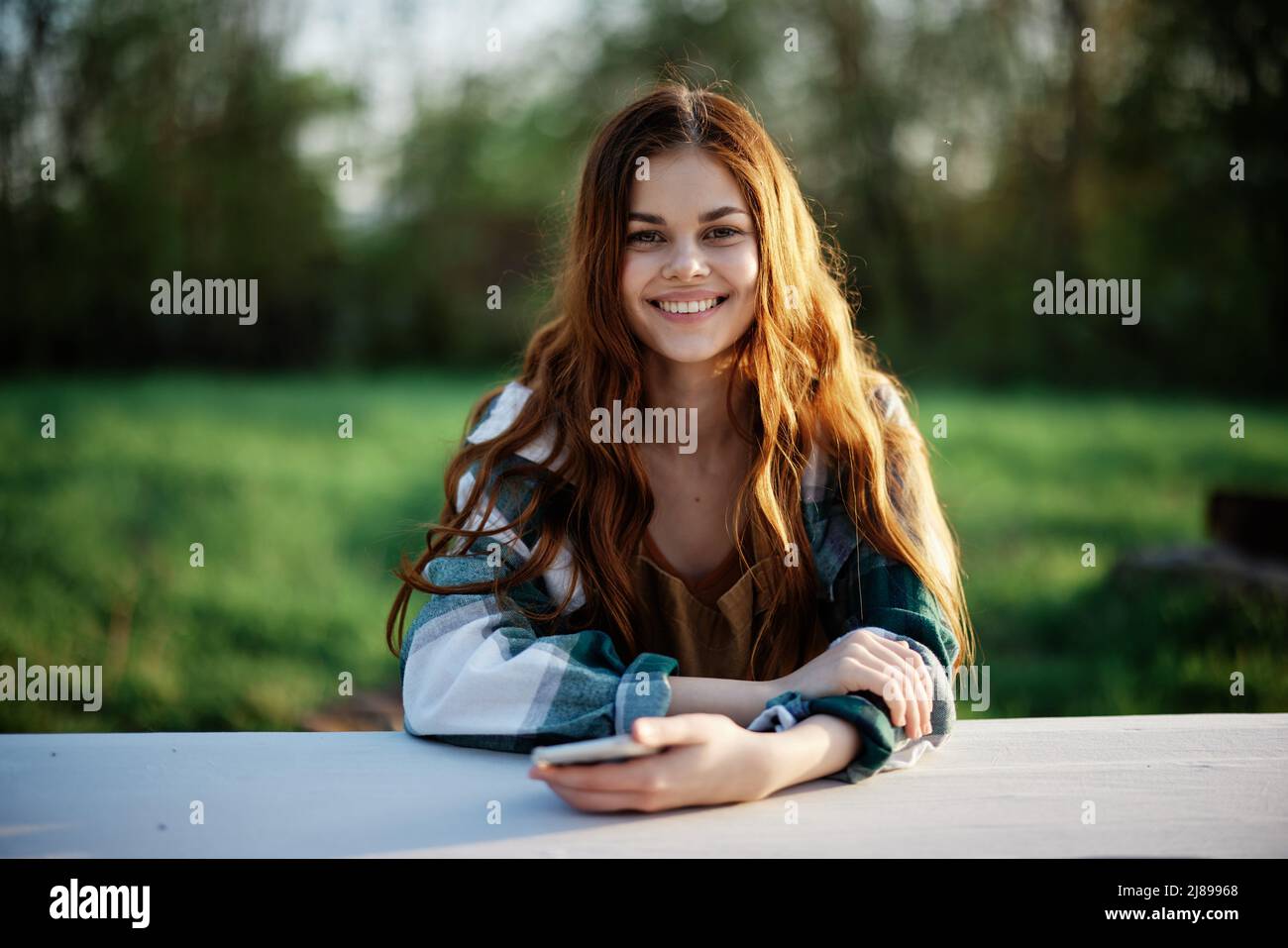 Mädchen Mit Telefon In Der Hand Sitzt In Der Natur Im Park Am Tisch Und