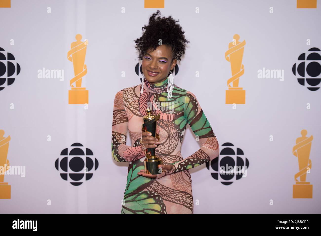 Allison Russell posiert nach ihrem Album Outside Child für ein Foto an ...