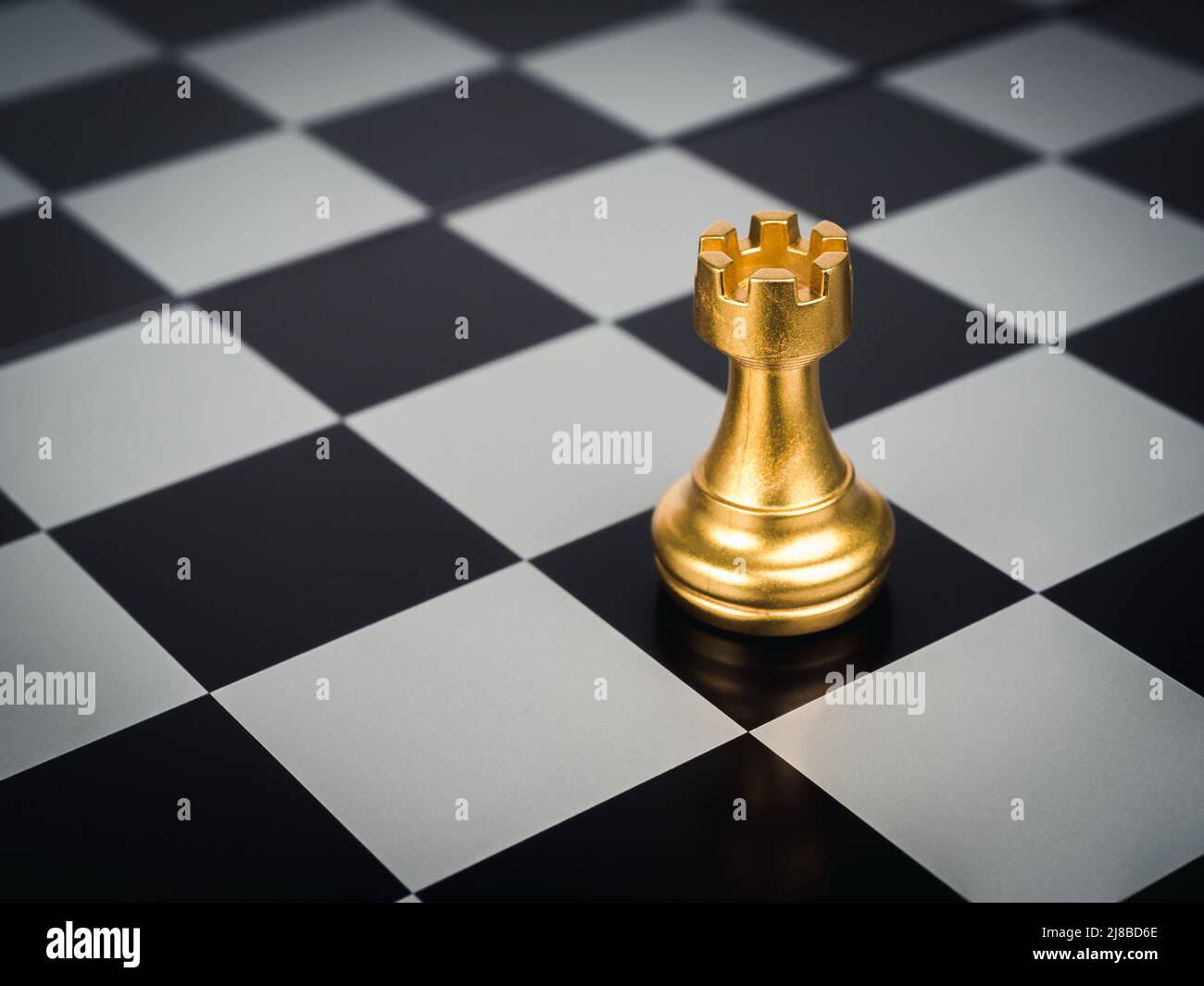 Die goldene Spielfigur steht allein auf dem Schachbrett-Hintergrund ...