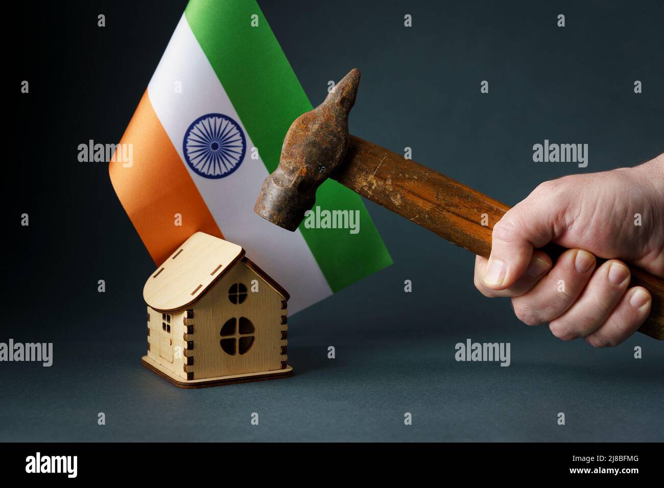 Über dem Haus wird ein Hammer mit der Flagge Indiens gehoben. Ein alter ...