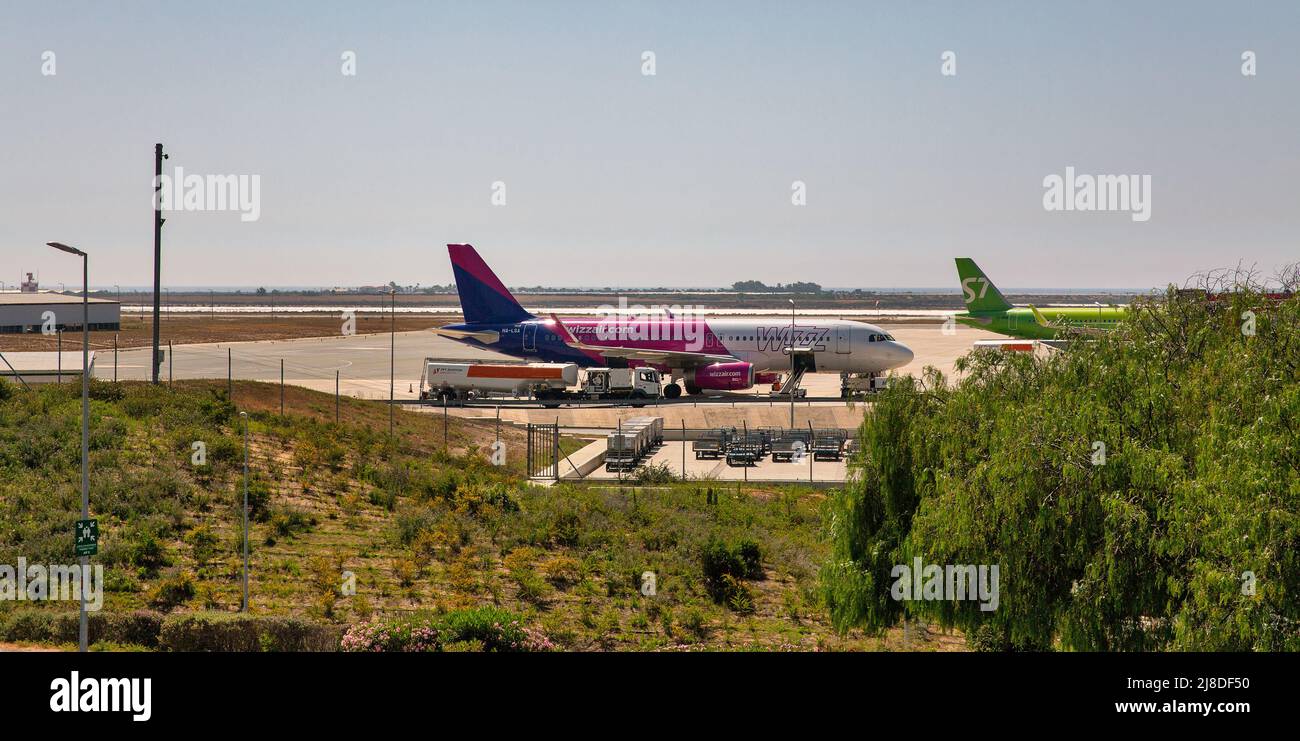 Larnaca, Zypern - 31. Mai 2021: Wizz Air und S7 Airlines Flugzeuge im ...