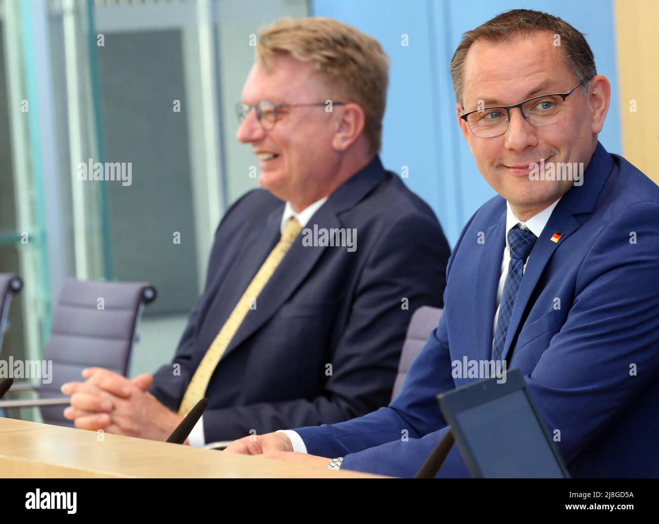 Berlin, Deutschland. 16.. Mai 2022. Tino Chrupalla (r), Bundessprecher der AfD und Vorsitzender ...