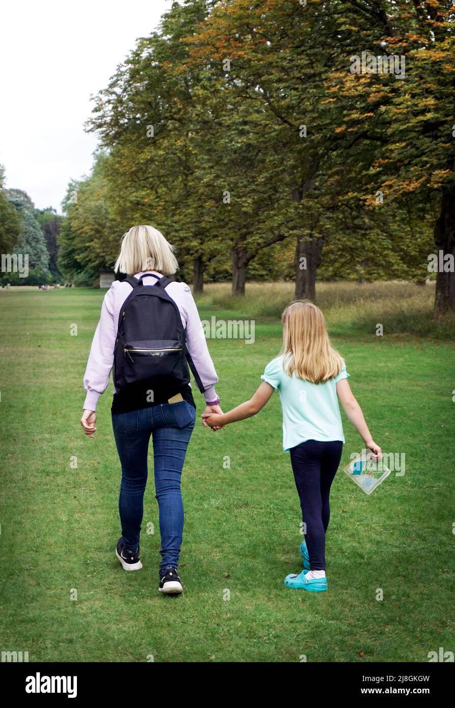 Kinder von hinten hand in hand -Fotos und -Bildmaterial in hoher ...