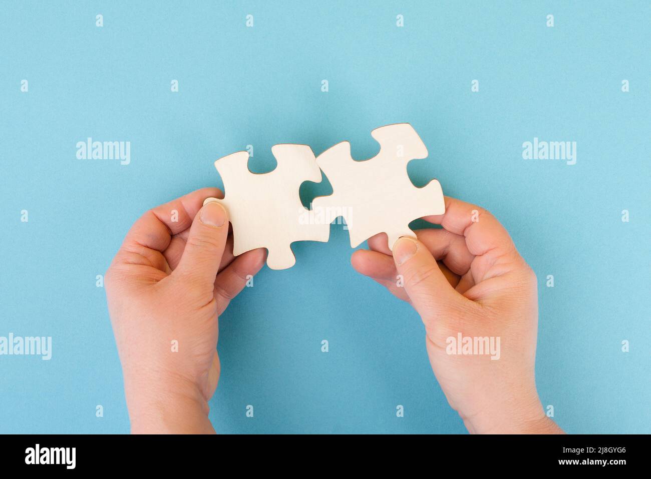 Zwei Puzzleteile, die sich als Team verbinden und ein Problem, eine ...