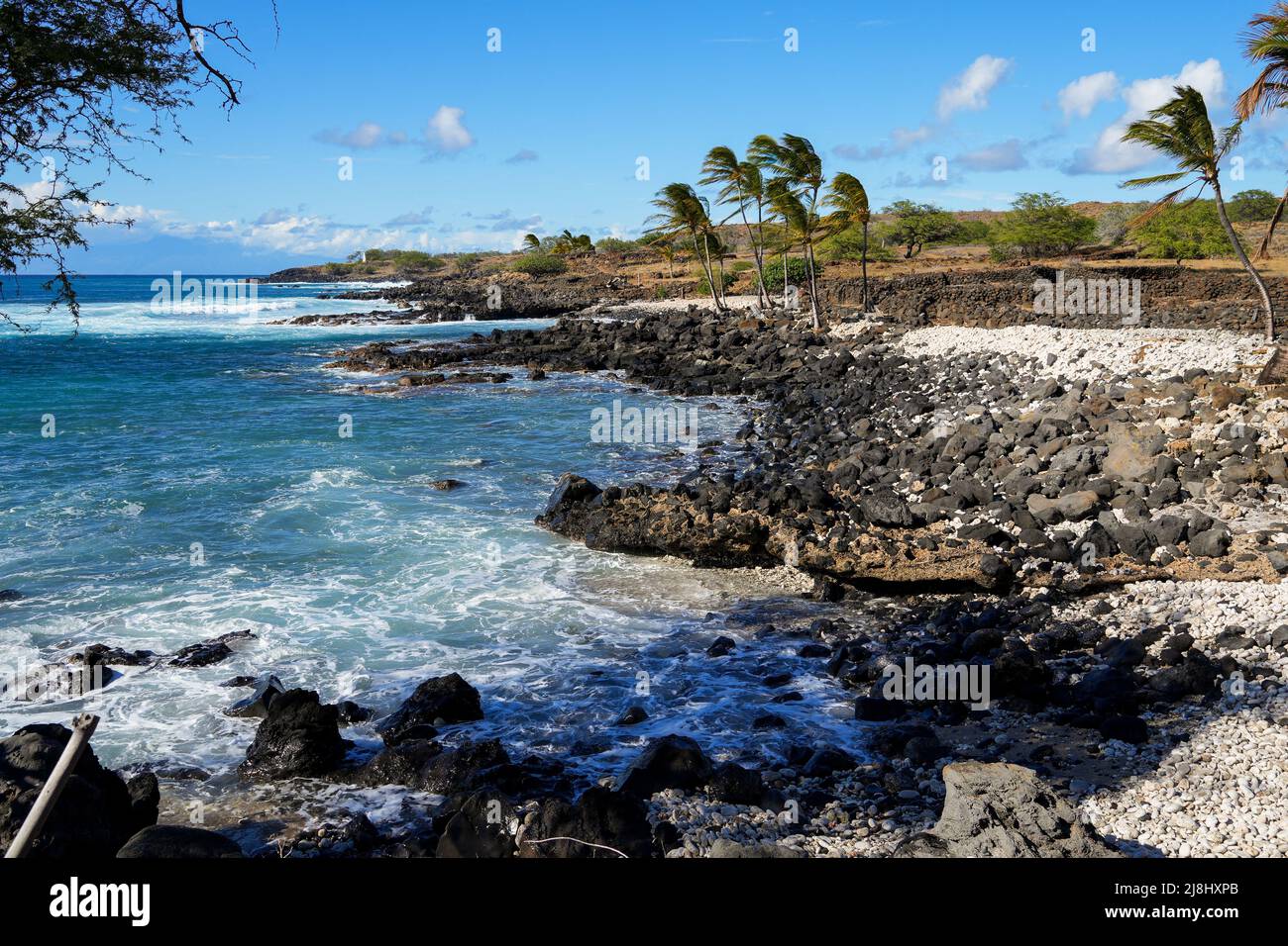 Felsiger Strand im Lapakahi State Historical Park auf der Insel Hawai'i ...