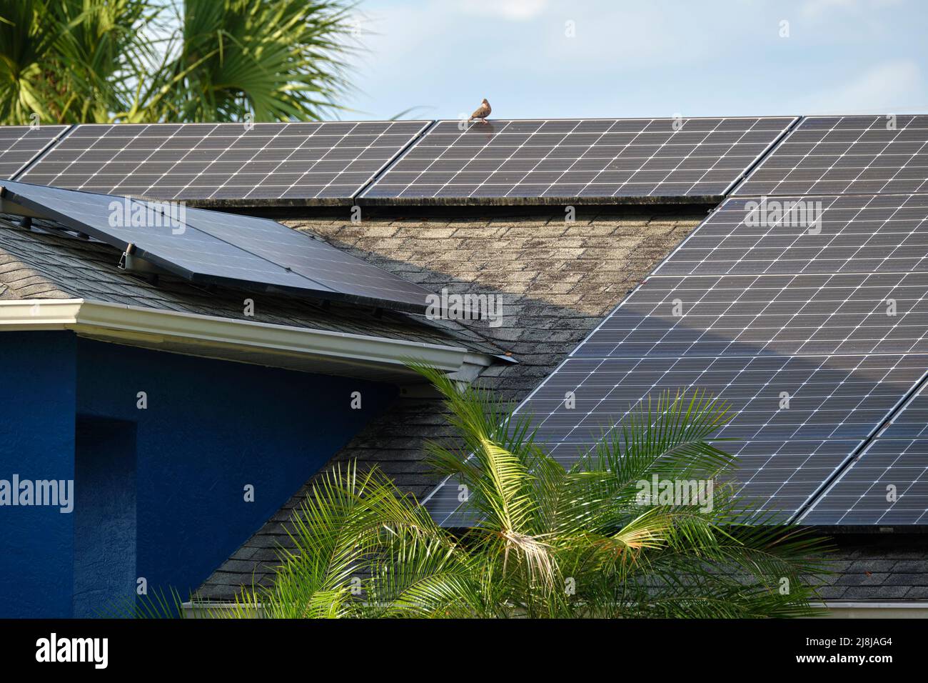 Private Hausdach mit Solar-Photovoltaik-Paneele für die Erzeugung von ...