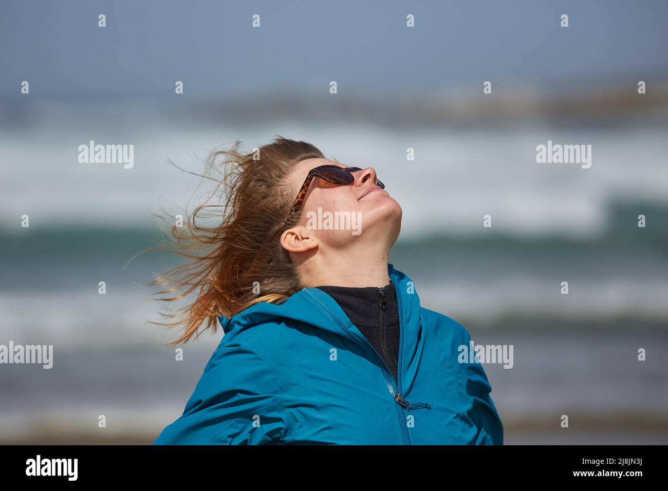 Frau wind sonnenschein -Fotos und -Bildmaterial in hoher Auflösung – Alamy