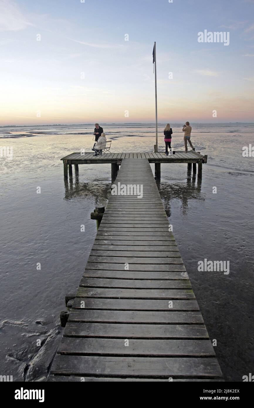 Anlegestelle am Strand von Dangast bei Sonnenuntergang, Deutschland ...