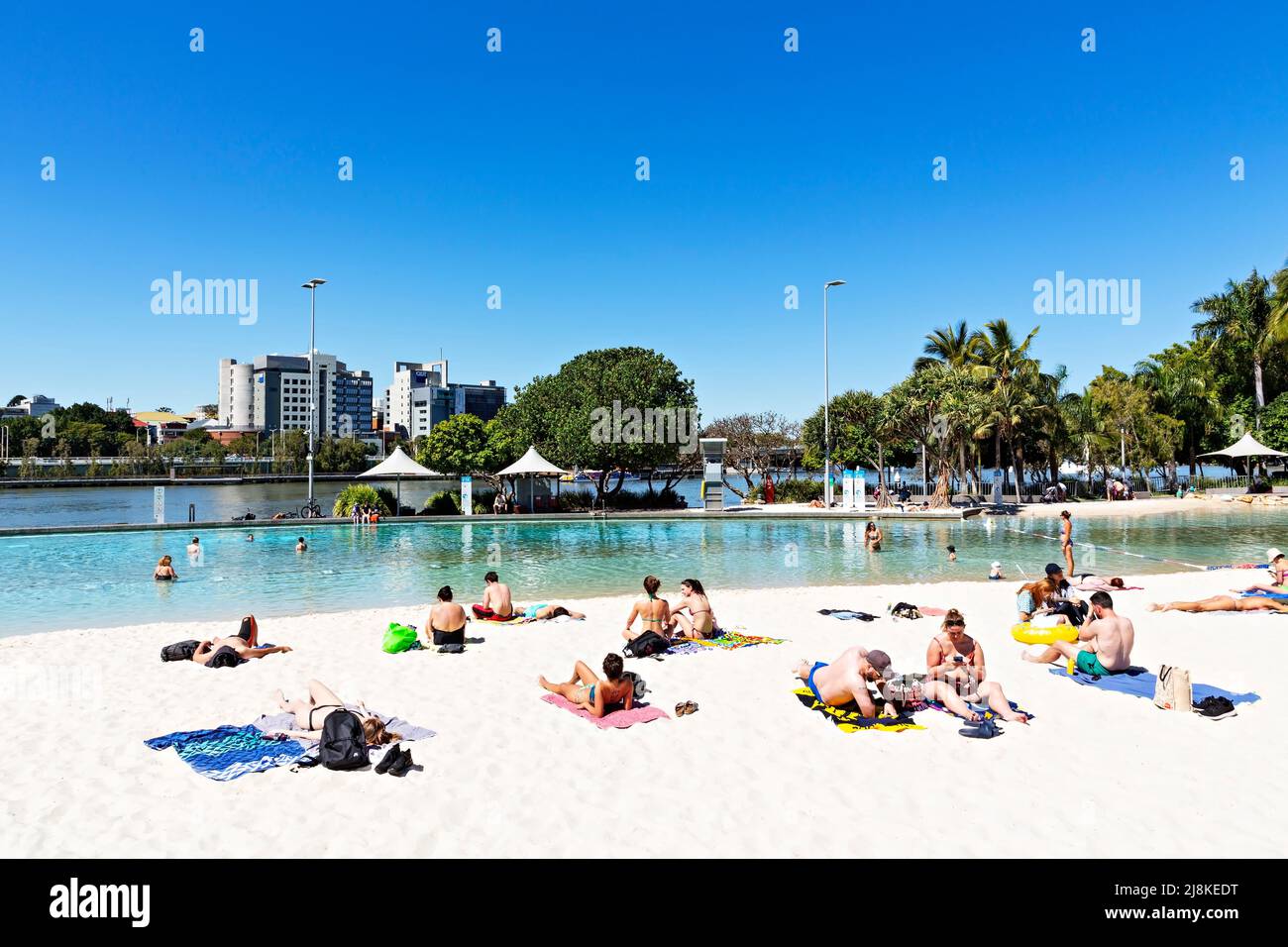 Menschen badende sonnenbaden -Fotos und -Bildmaterial in hoher ...