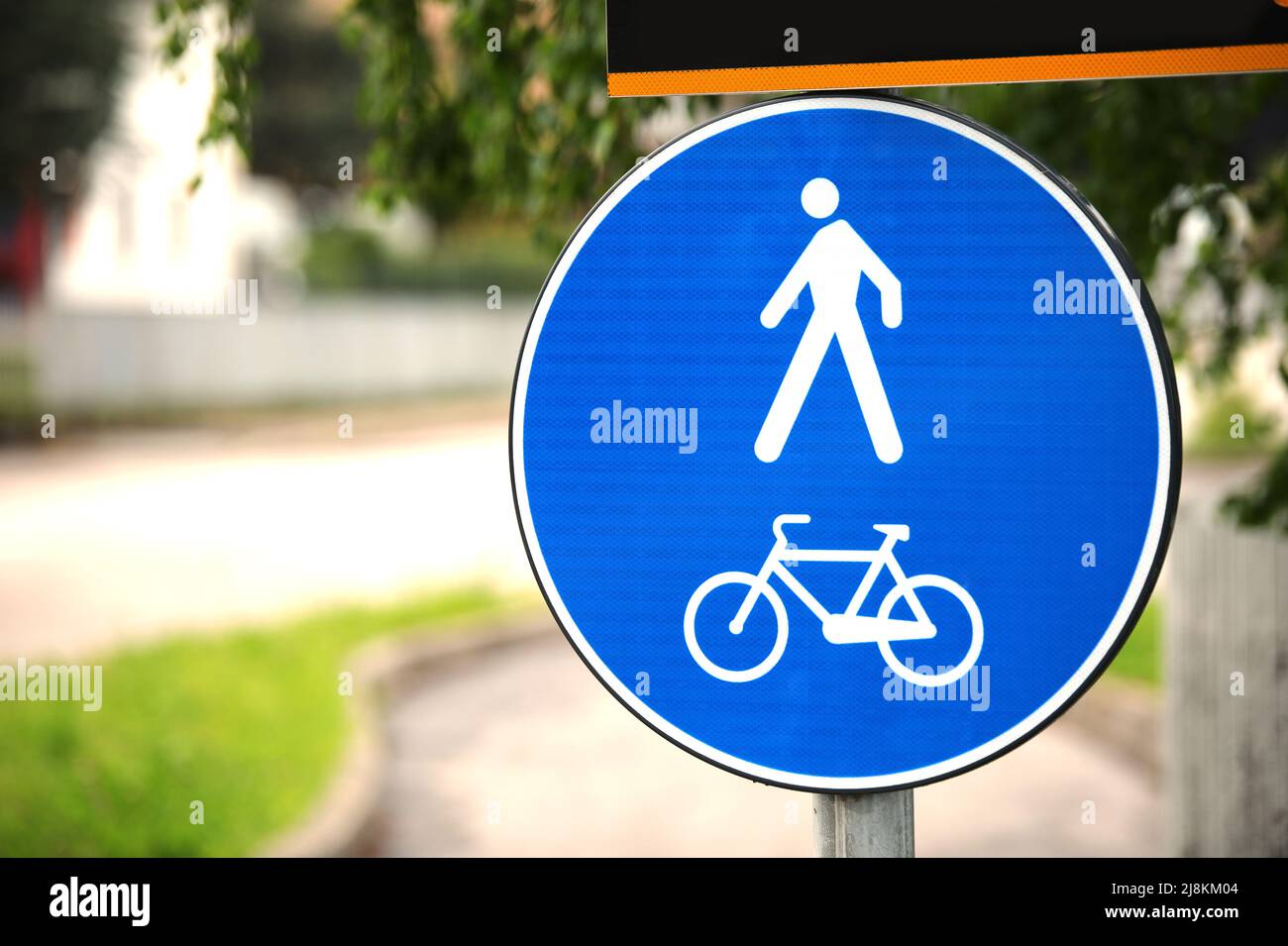 Blue Road-Schild mit weißen Symbolen, die Fußgängerzone und Fahrradweg ...