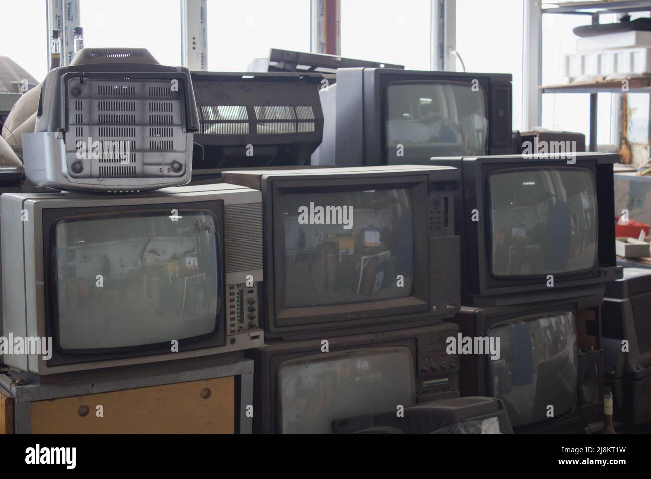 Broken screen tv -Fotos und -Bildmaterial in hoher Auflösung – Alamy