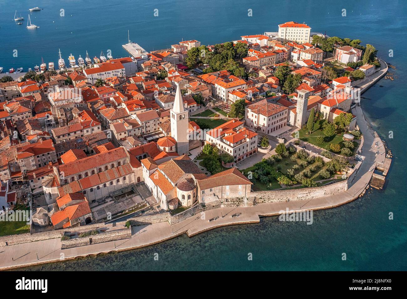 Luftaufnahme zur Altstadt von Porec, beliebtes Reiseziel in Istrien ...