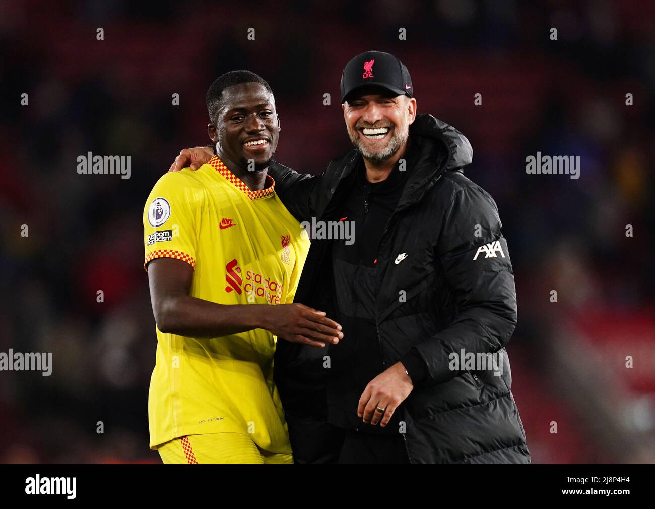 Liverpool-Manager Jurgen Klopp und Ibrahima Konate feiern nach dem ...