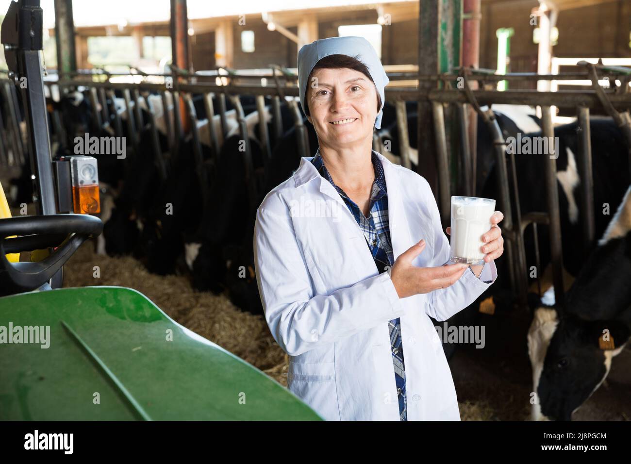 Bäuerin in weißem Gewand mit Milch Stockfotografie - Alamy
