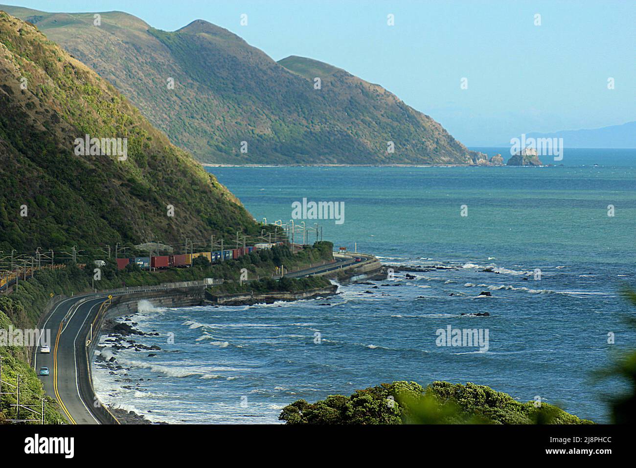 Paekakariki Escarpment, Kapiti Coastal Rail line und Highway ...