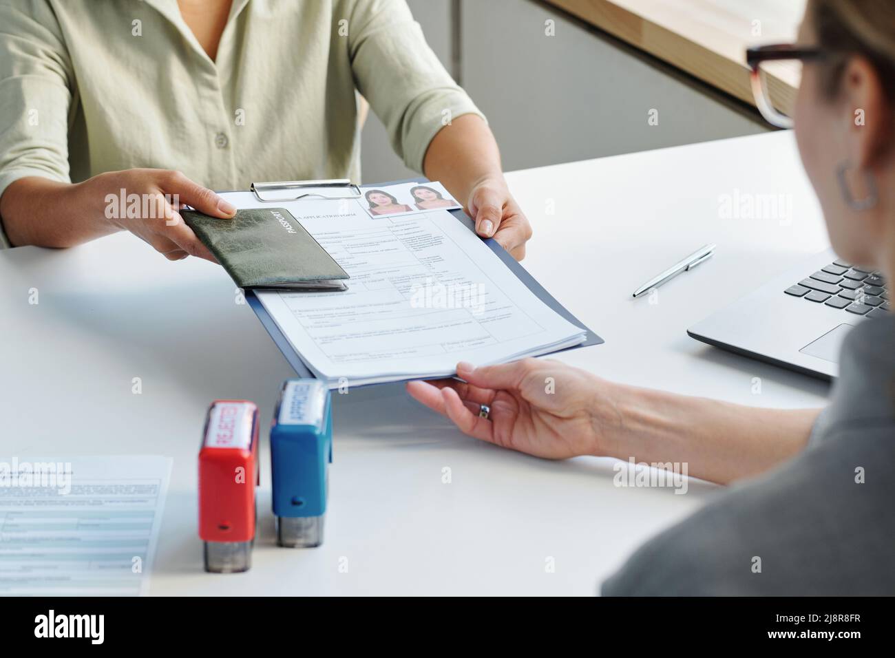 Reisepass antragsformular -Fotos und -Bildmaterial in hoher Auflösung ...