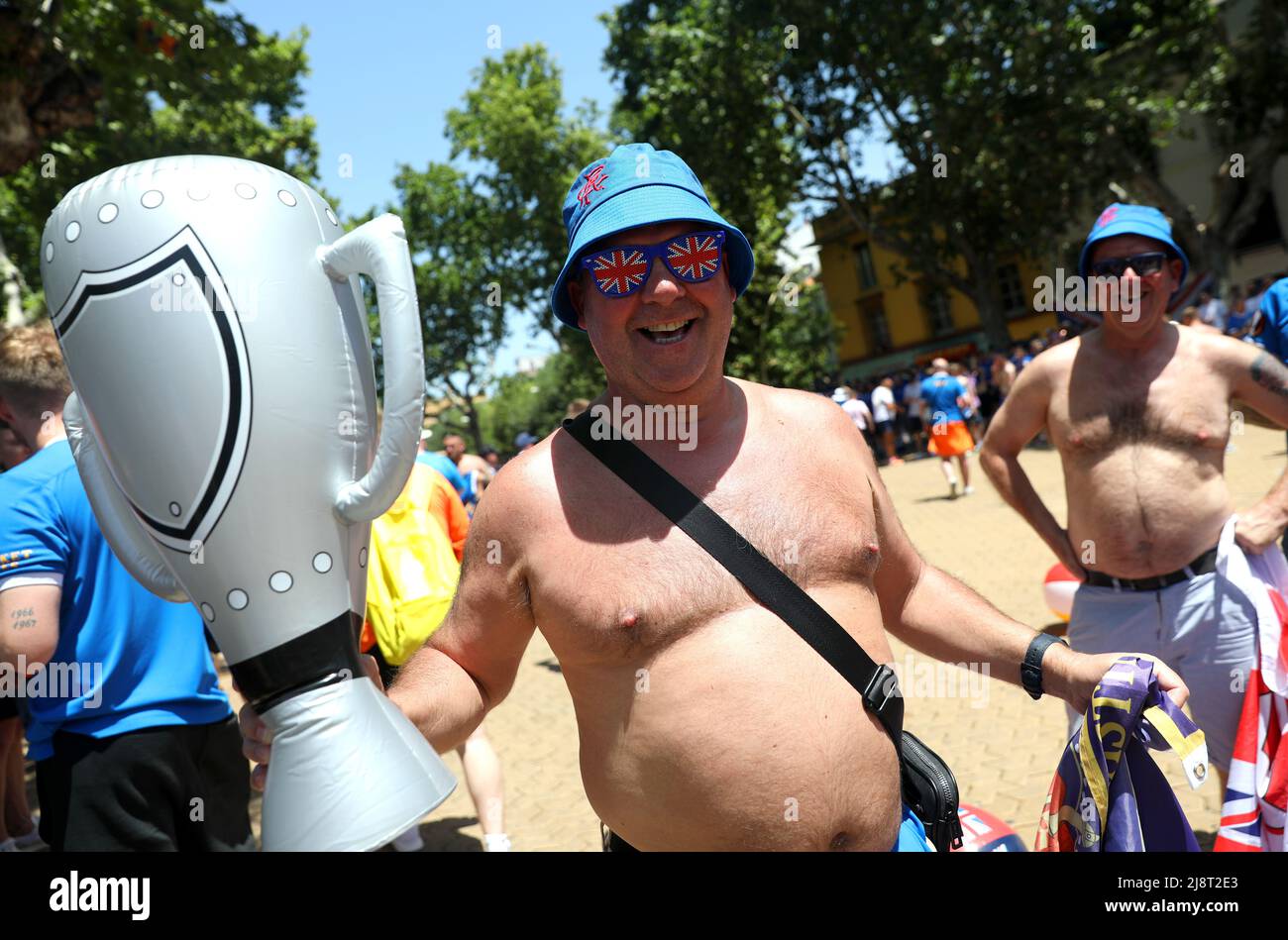 Ein Rangers-Fan hält vor dem Finale der UEFA Europa League im Estadio ...