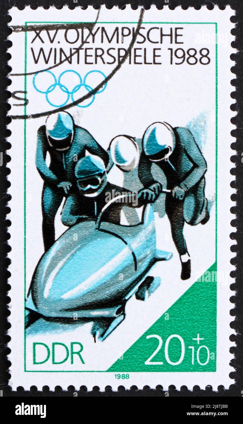 DDR - UM 1988: Eine in der DDR gedruckte Briefmarke zeigt 4-Mann ...