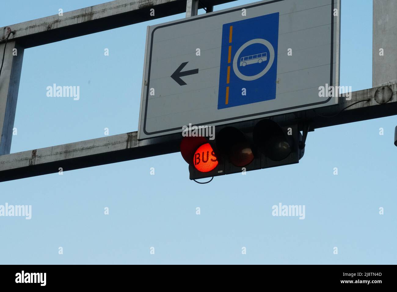 Rote Ampel mit Buchstaben Bus und Straßenschild mit Pfeil und Symbol ...