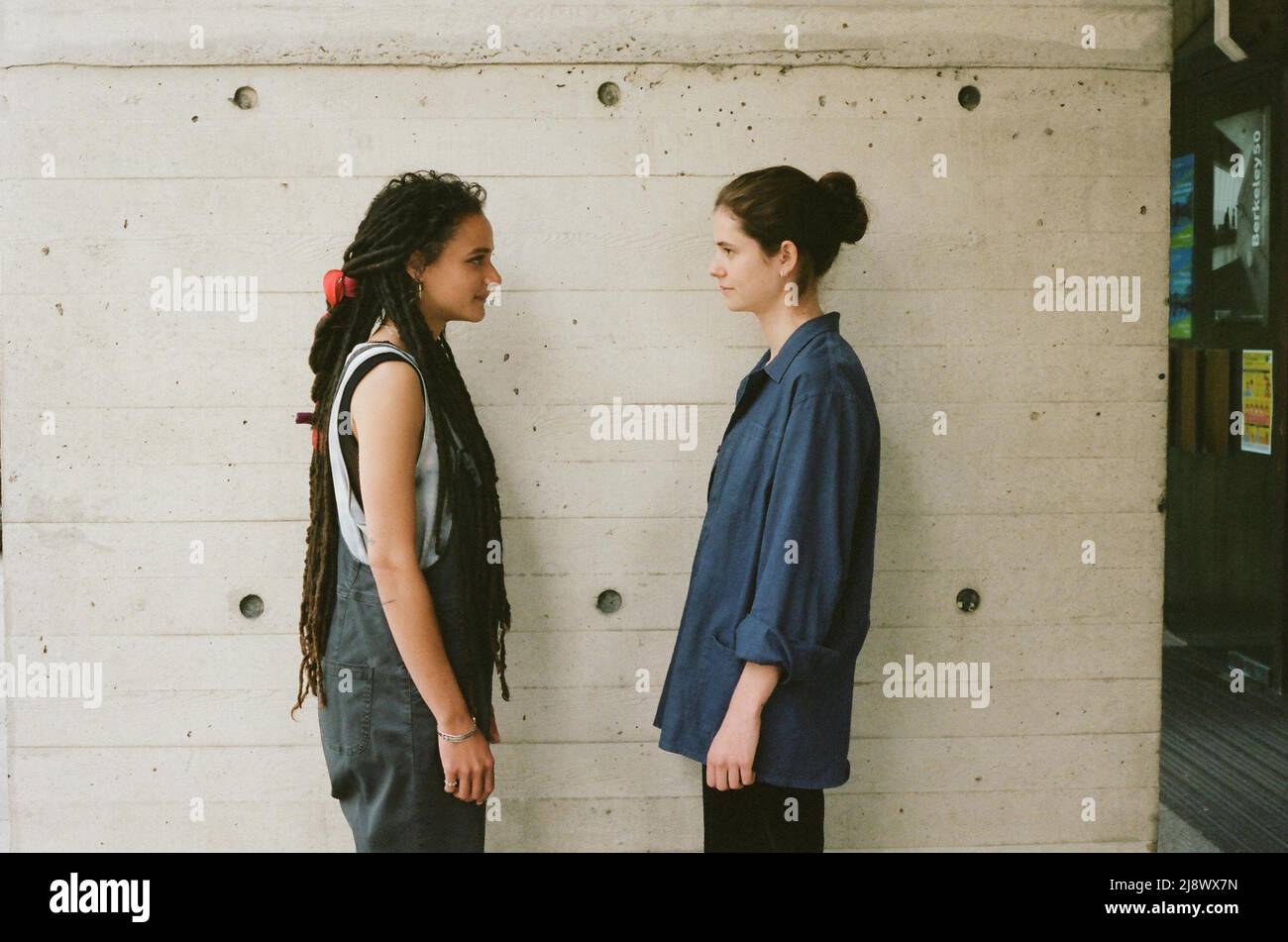 GESPRÄCHE MIT FREUNDEN, von links: Sasha Lane, Alison Oliver, (Staffel ...