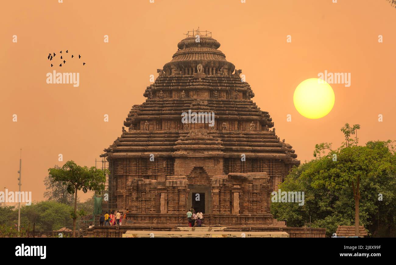 Antiker Konark Sonnentempel bei Sonnenaufgang. Der Konark Sonnentempel ...