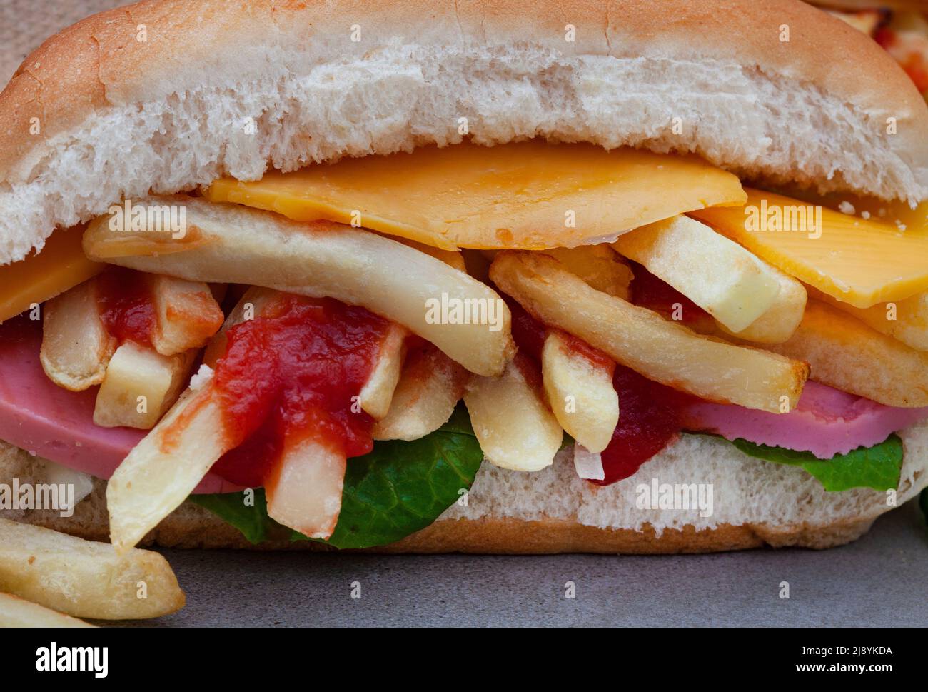 Südafrikanisches U-Boot-Sandwich mit Chips und Fleisch, bekannt als ...