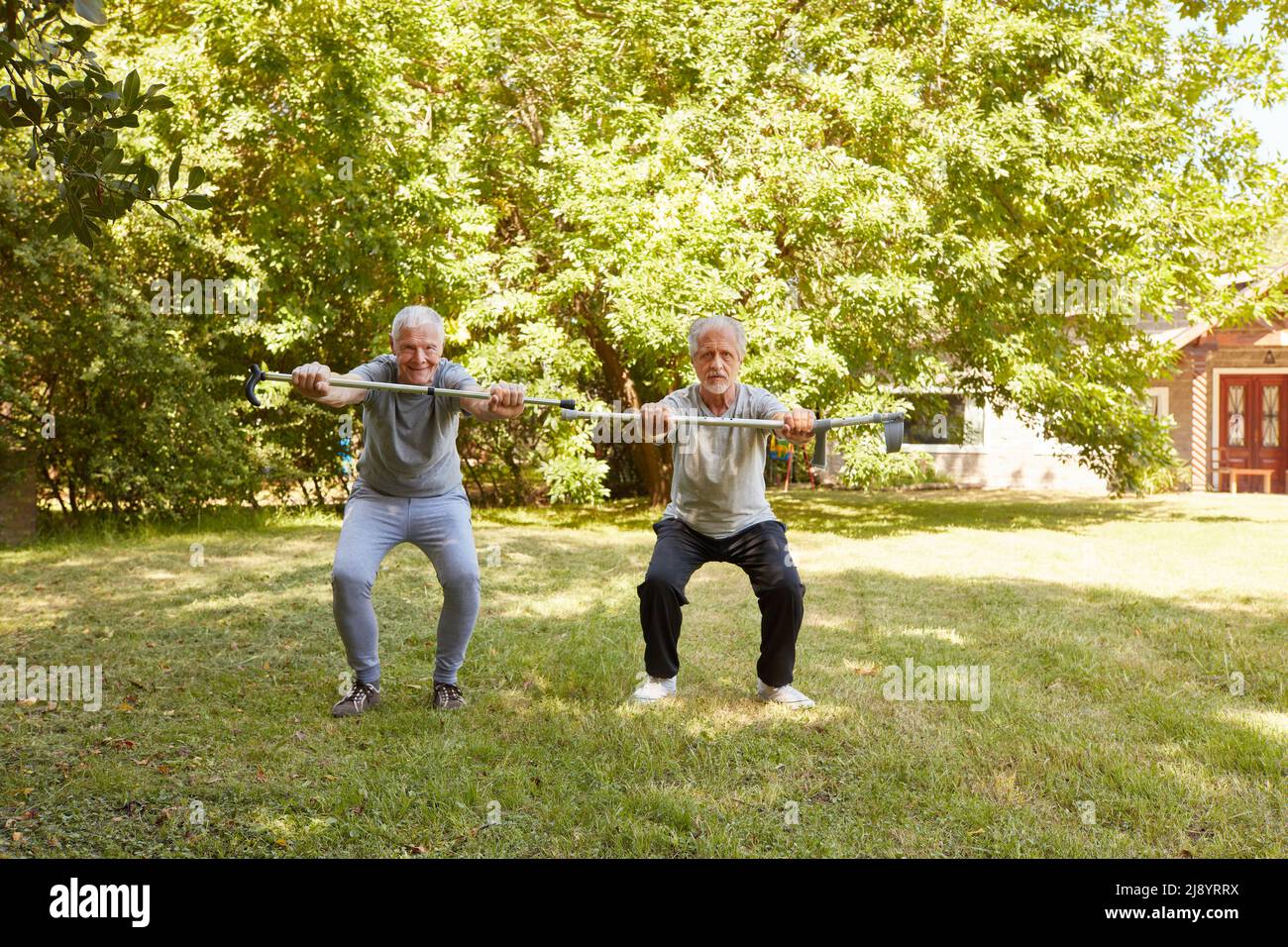 Zwei lustige Senioren, die im Park der Rehabilitationsklinik als ...