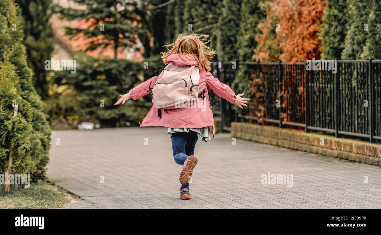 Preteen girl back view -Fotos und -Bildmaterial in hoher Auflösung – Alamy