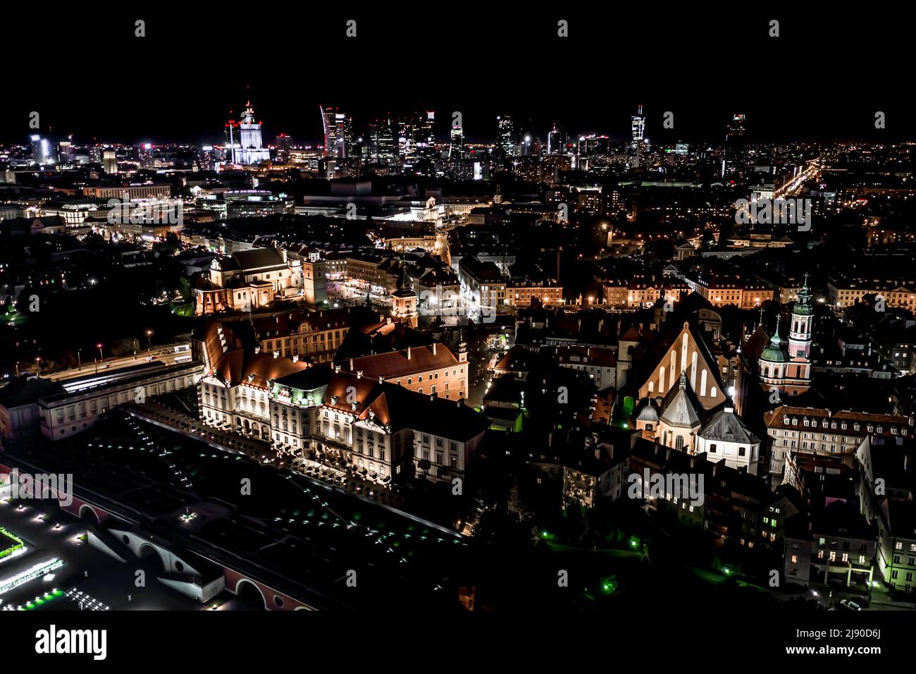 Luftaufnahme von alten Gebäuden, Schlössern und einer Kirche in der Altstadt von Warschau ...