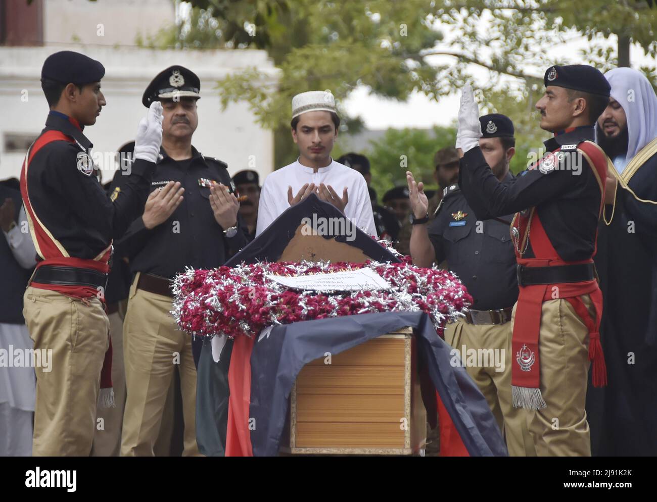 Peshawar, Pakistan. 19.. Mai 2022. Am 19. Mai 2022 beten Menschen bei ...